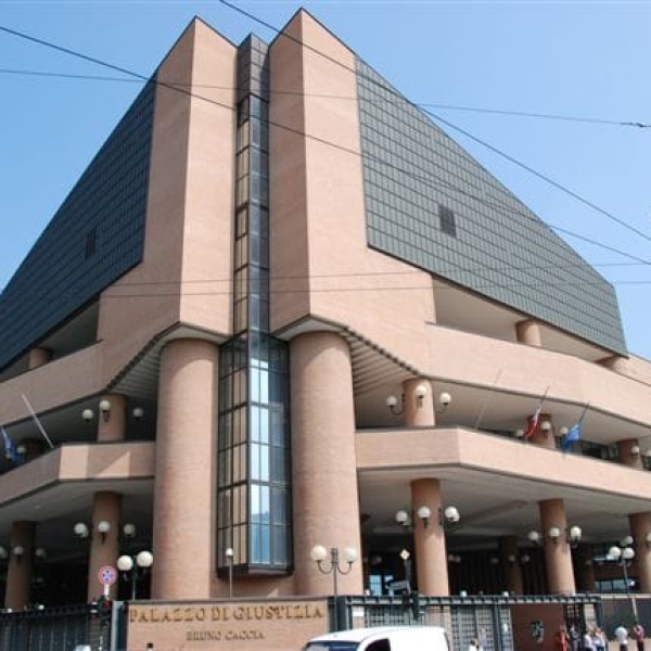 Uccise il padre per difendere la madre, assolto dalla Corte d'Assise d ...