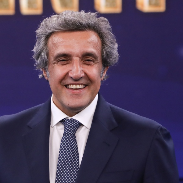 "Vengo prima del TG": Flavio Insinna lascia la Rai e sbarca su La7 di ...