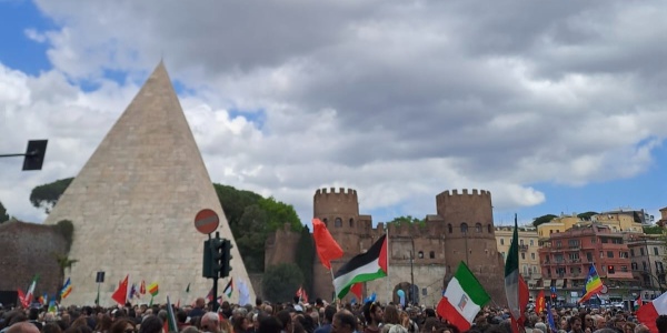 25 aprile, celebrazioni e cortei. A Roma tensione tra manifestanti ...
