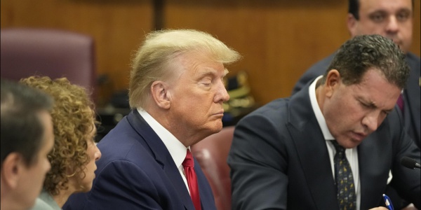 Donald Trump incriminato, 34 capi di imputazione, l’ex presidente si dichiara non colpevole ...