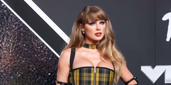 Dopo l'endorsement a Kamala Harris, prosegue l’effetto Taylor Swift, 400.000 americani si ...