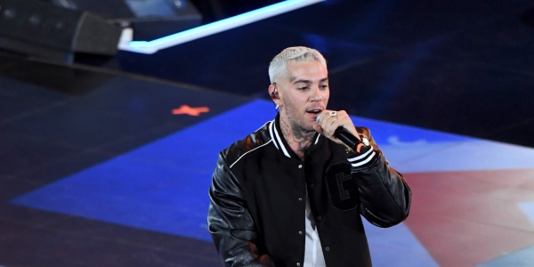 Emis Killa vieta l'uso del cellulare al concerto milanese: "No phone ...
