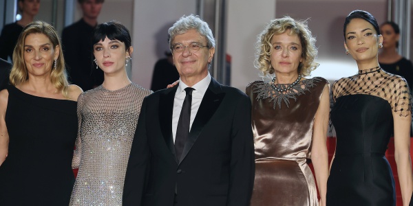 Fuori di Mario Martone: trama, cast e recensione del film in concorso ...