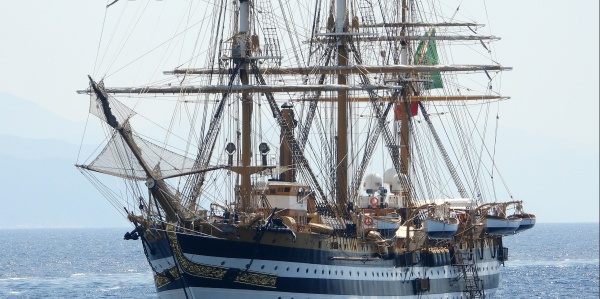 La nave Amerigo Vespucci il 5 ottobre in Australia, con lei per cinque ...