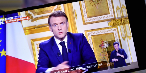 Macron punta al centro, vuole restare in carica fino al 2027, tra due ...