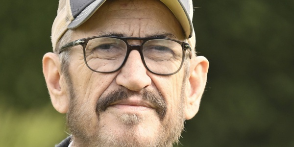 Marco Giallini e la voce rauca: "Colpa del fumo, mi sto curando" - RTL ...