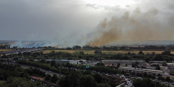 Maxi incendio a Roma. Esplodono numerose bombole GPL, evacuati 30 ...