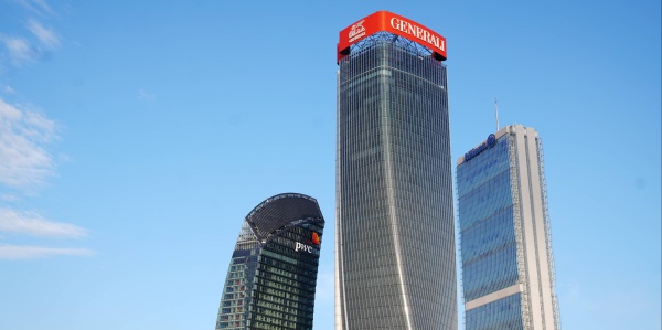 Milano, a Citylife collassa l'enorme insegna di Generali sulla Torre ...