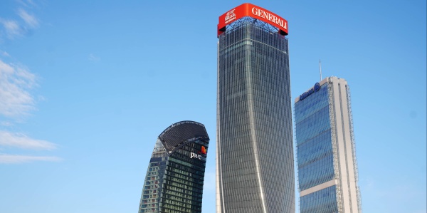 Milano, a Citylife collassa l'enorme insegna di Generali sulla Torre ...