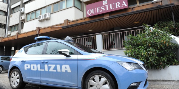 Nigeriano aggredisce poliziotti con un'ascia, poi viene colpito alle gambe e fermato; è successo ...