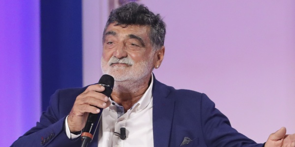 Roberto Da Crema torna in pista: ecco cosa vende a Milano. Video virale ...