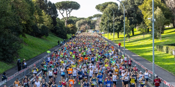 Roma-Ostia 2025, grande successo per la mezza maratona che compie 50 anni - RTL 102.5