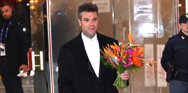 Sanremo 2025, Fedez e gli occhi neri: lenti a contatto o pupille troppo ...