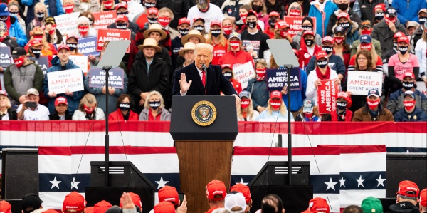 Spari contro Donald Trump, il tycoon sanguinava dall'orecchio ma ha ...