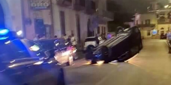 Terrore nel centro di Nola, giovane litiga con la fidanzata e alla guida di un'auto investe i ...