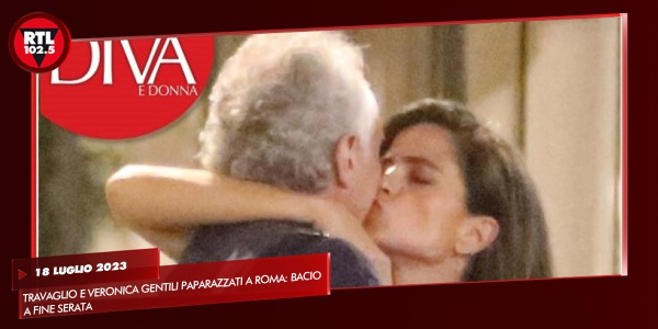 Travaglio e Veronica Gentili paparazzati a Roma: bacio a fine serata - RTL 102.5
