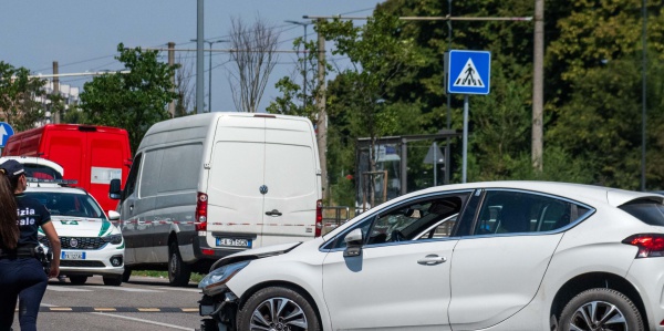 Una donna morta a Milano , investita da una auto rubata, con a bordo ...