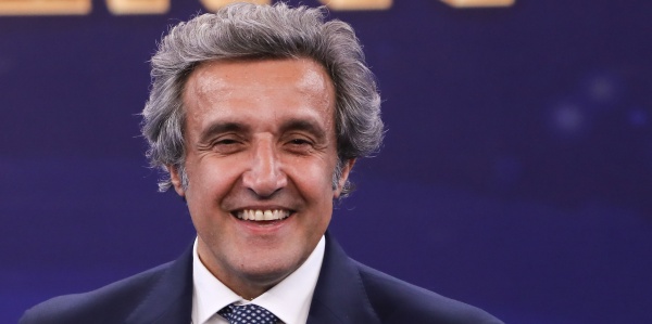 "Vengo prima del TG": Flavio Insinna lascia la Rai e sbarca su La7 di ...