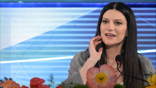 Laura Pausini: ospite in Miseria e Nobiltà in diretta da Sanremo - RTL ...