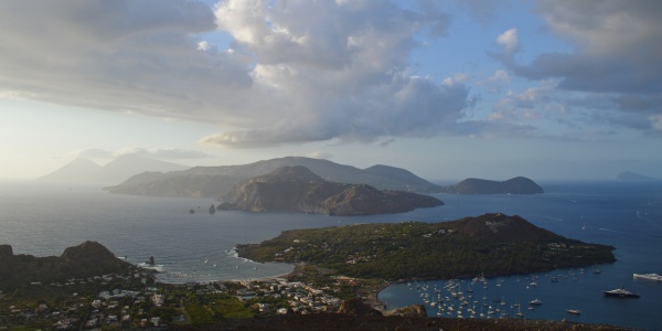 Viaggio alle Eolie con Sarah Tomasello - RTL 102.5 Play