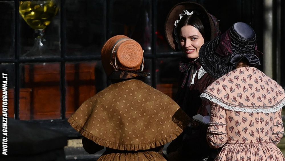 EMILY: EMMA MACKEY SARA' EMILY BRÖNTE NEL FILM IN USCITA A OTTOBRE ...