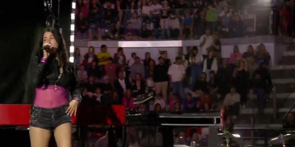 Esibizione del medley: Vetri Neri (Ava,Anna,Capo Plaza) + 30°C di Anna ...