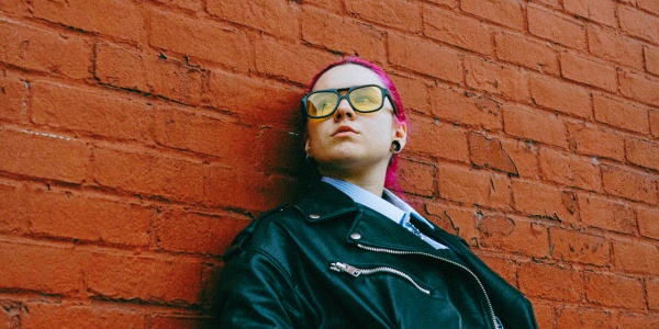 Asteria presenta il suo nuovo singolo "Venere" in diretta su Radio Zeta ...