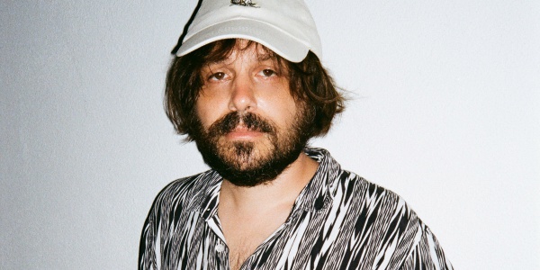 Calcutta presenta il suo nuovo album Relax in diretta su Radio Zeta ...