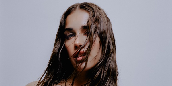 Clara racconta il suo nuovo singolo "Nero Gotico" in diretta su Radio ...