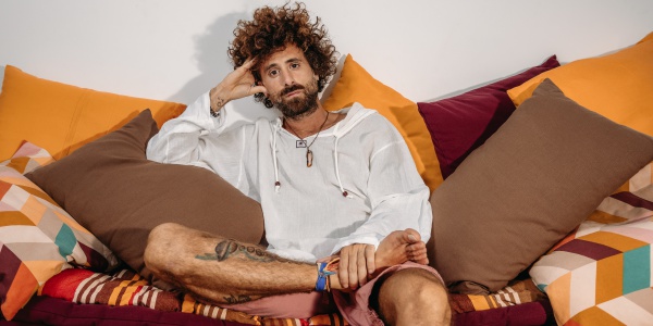 Gio Evan presenta il suo nuovo concept album "Rilebbissimi" in diretta ...