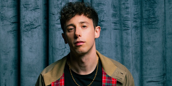 Shade presenta il nuovo singolo "Pendolari" in diretta su Radio Zeta ...