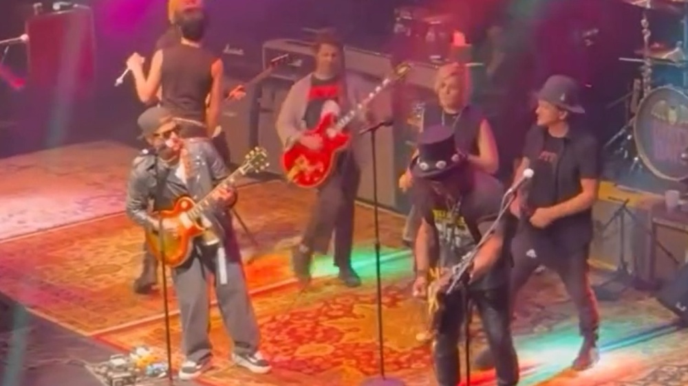 Yungblud, Bruno Mars, Vedder e Kiedis tutti insieme sul palco con Slash ...