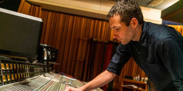 Marco Sonzini, sound engineer italiano che ha lavorato ad "Hackney ...